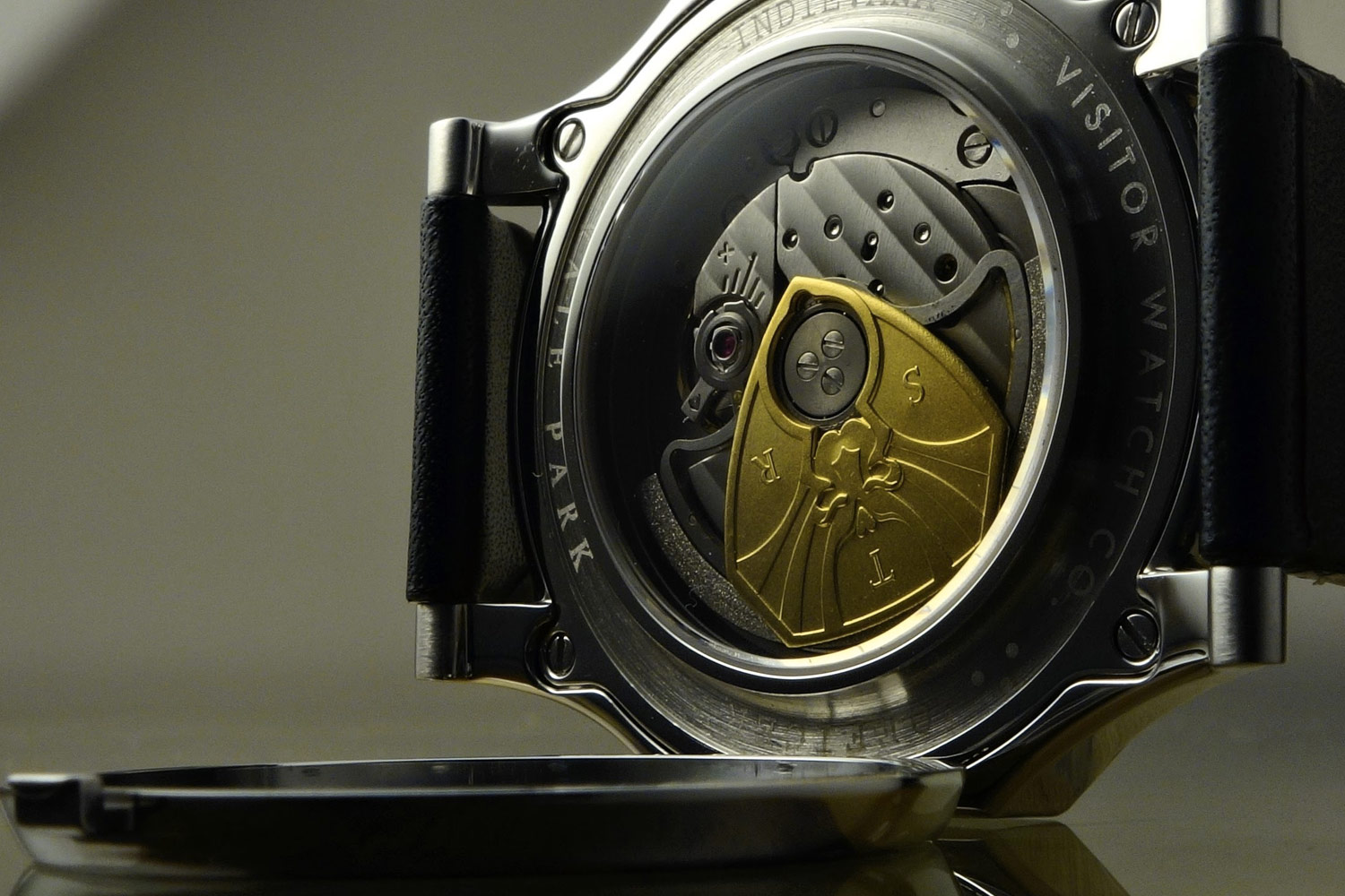 Focus sur la Vale Park Officer par Visitor Watch Co. - Le Petit Poussoir